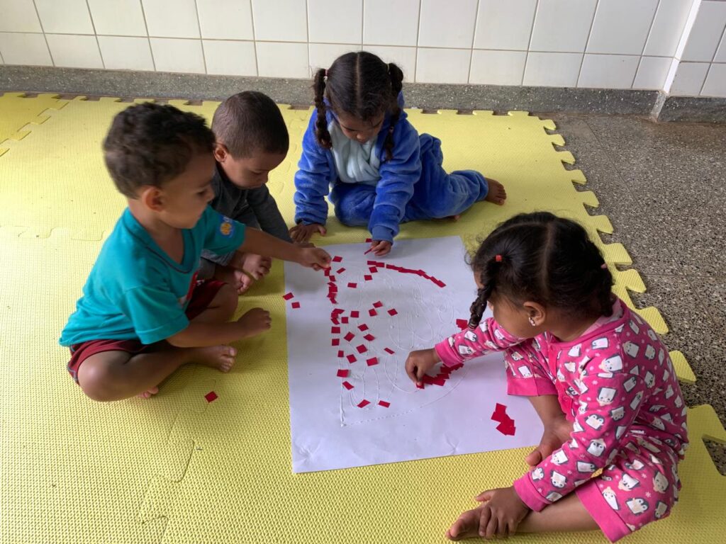 Colagem com papel picado – Cruz de Malta