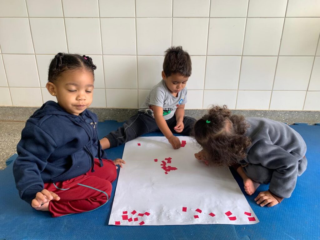 Colagem com papel picado – Cruz de Malta