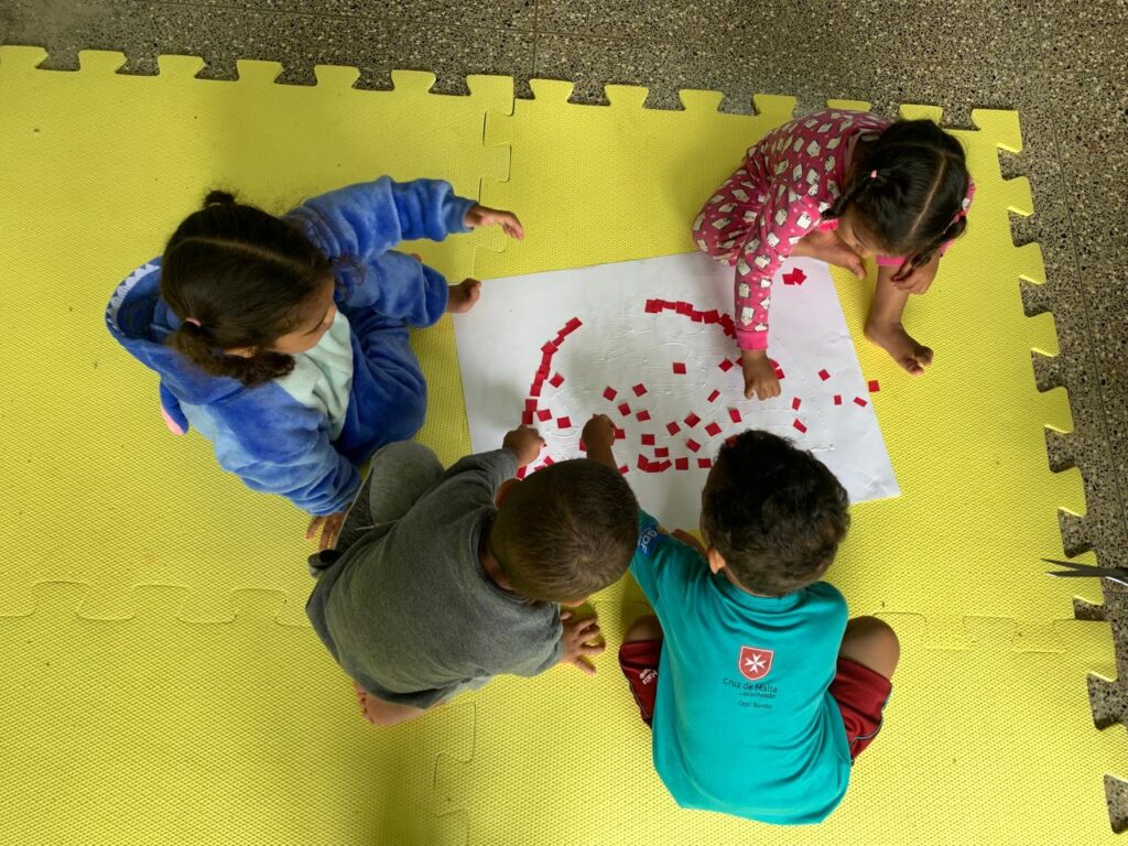 Colagem com papel picado – Cruz de Malta