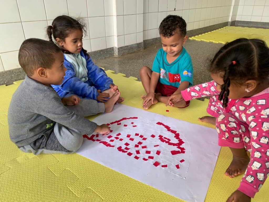 Colagem com papel picado – Cruz de Malta